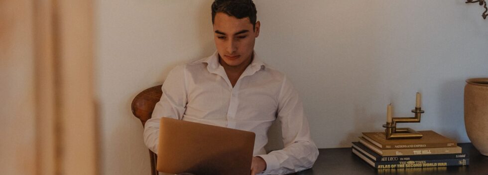 4 Compelling Life Coach Bio Examples to Help You Write Your Own